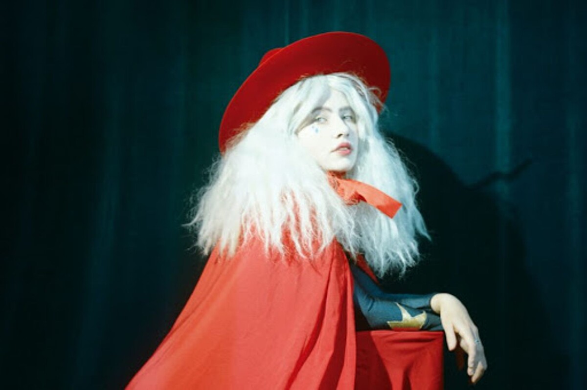 Kate NV gooit haar kinderlijke verwondering in een Japanse synthpop ...