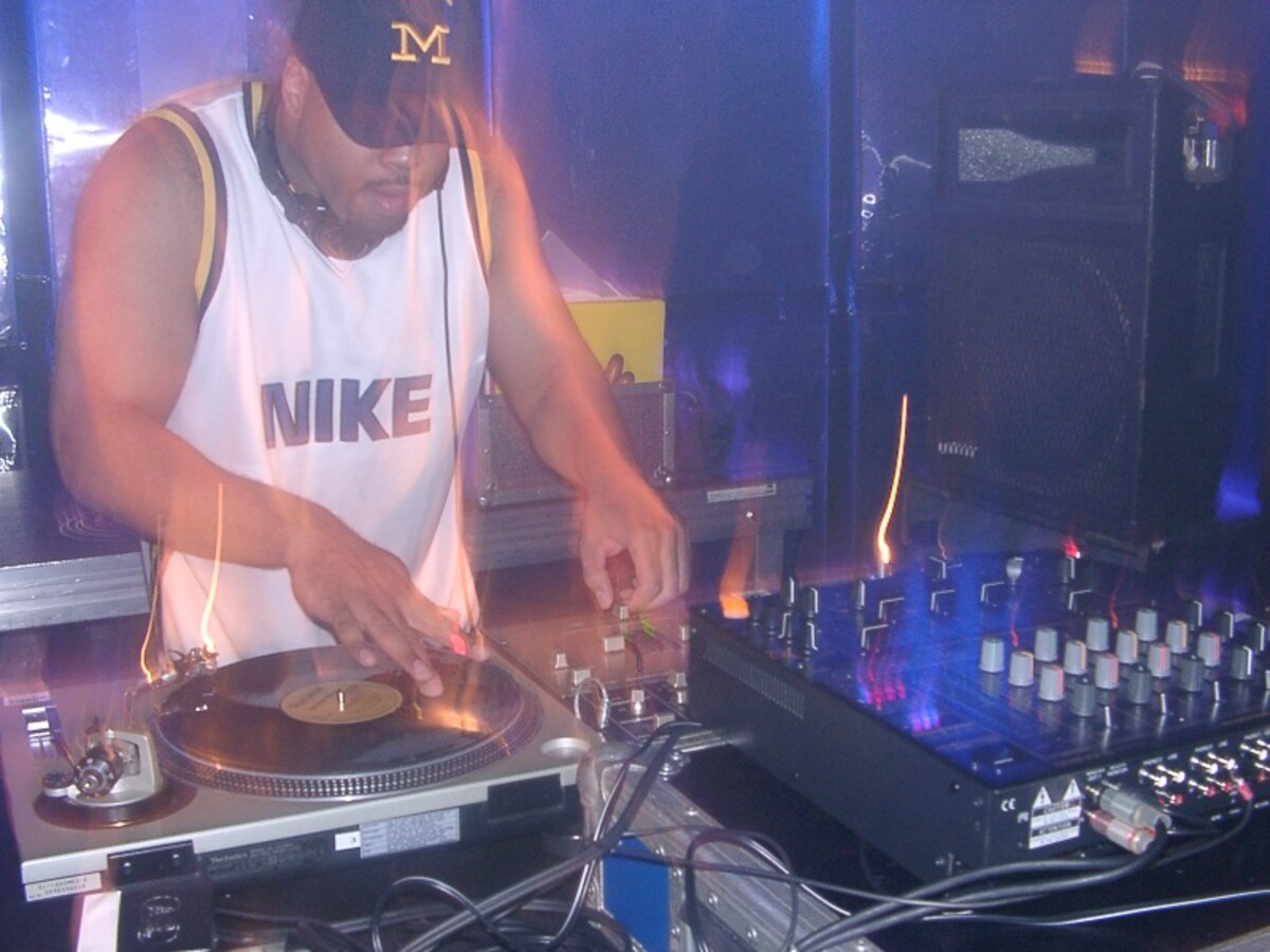 Ongehoord goede ghetto tech - Dj Assault op 5 Days Off 2001 - I (20-7 ...