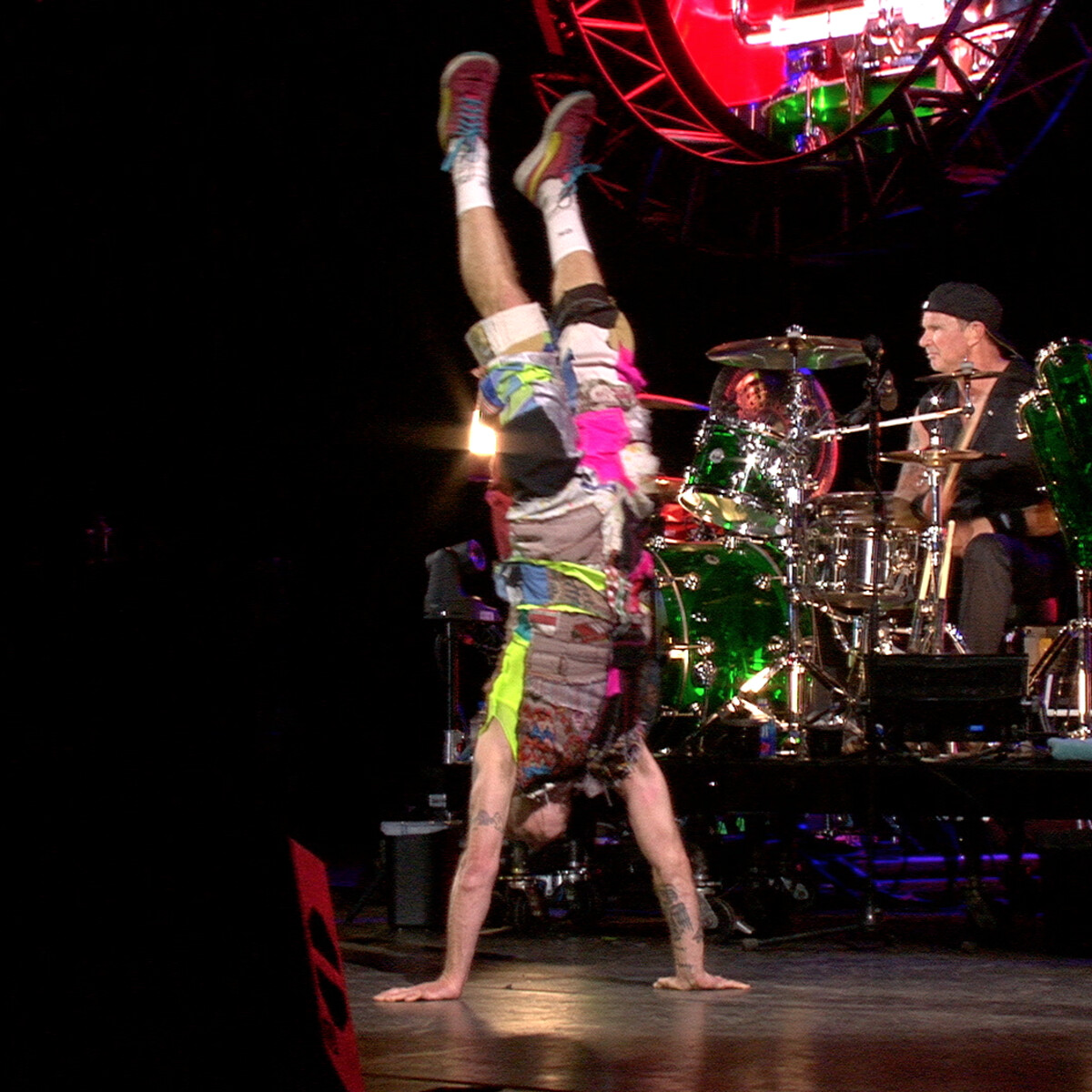 RHCP Flea doet handstand - Pinkpop 2016 - 3voor12