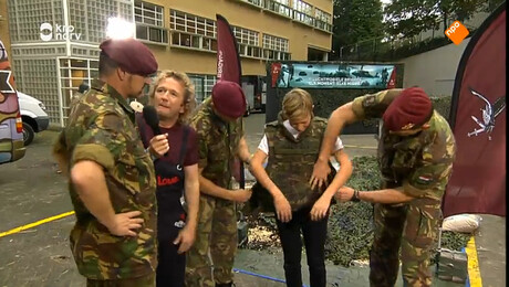 BZTshow - Bob doet de hindernisbaan met het leger - Zapp