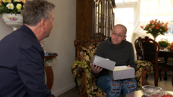 Afleveringen van Het Familiediner - Bert van Leeuwen brengt families samen' - EO