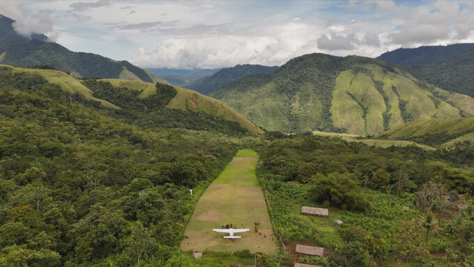 Junglepiloten: volg drie gezinnen die vliegen voor MAF - EO