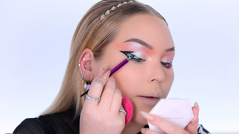 Make-Up Cup: Tutorial | Shiny ooglook met glitter liner gemist? Terugkijken doe je op NPO3.nl