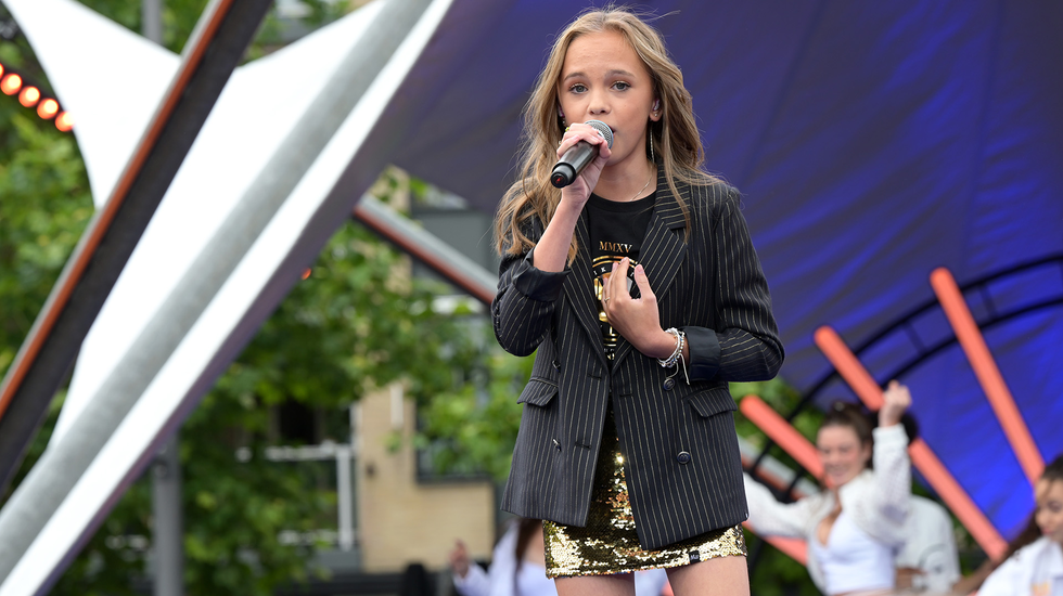Video - Zapp Muziekfeest op het Plein: Emma Kok - Laat mij een vlinder zijn | Zapp Muziekfeest ...