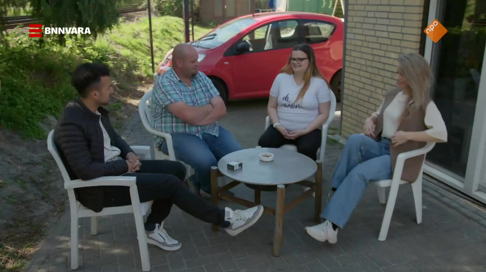 Vier Handen Op Eén Buik fragment: Sharona en Arjen en Anna van den Breember en Özcan Akyol ...