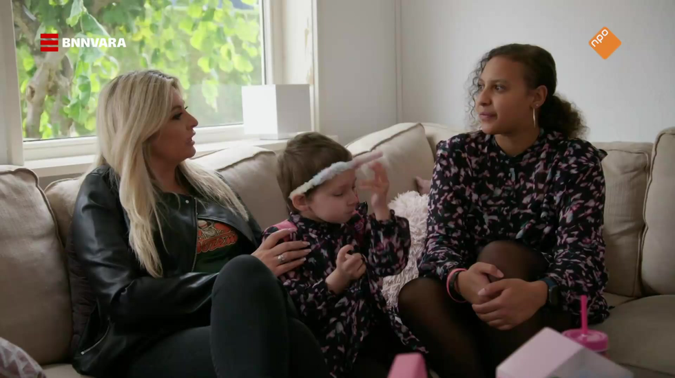 Vier Handen Op Eén Buik fragment: Bobbi Eden en Yaylin gemist? Terugkijk doe je op NPO3.nl