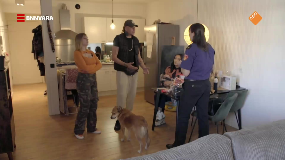 Vier Handen Op Eén Buik fragment: Veilig in huis gemist? Terugkijk doe je op NPO3.nl